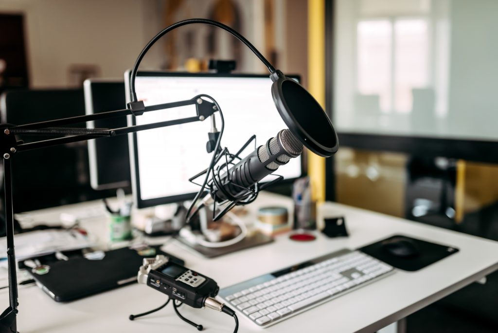 Delapan Podcast Seru Yang Akan Membuatmu Lebih Menarik Di Tahun Baru ...