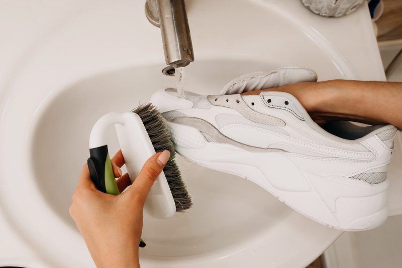 Tips Rawat Sepatu Putih Supaya Awet dan Bersih - Blog KlikIndomaret