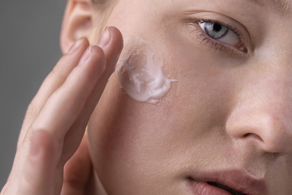 5 Tips Memilih Skincare Untuk Kulit Berminyak - Blog KlikIndomaret